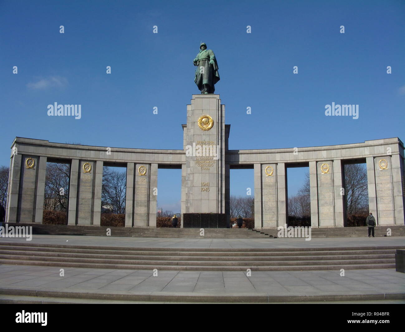 Berlin Sehenswürdigkeiten Denkmal für die Ewige Soldat WW2 ... Berlin Sehenswürdigkeiten Denkmal für die Ewige Soldat WW2 ...
