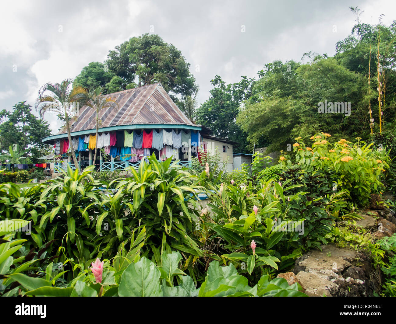 Ein Haus der Familie in der Stadt Lufilufi auf der Insel Upolu, Samoa ...