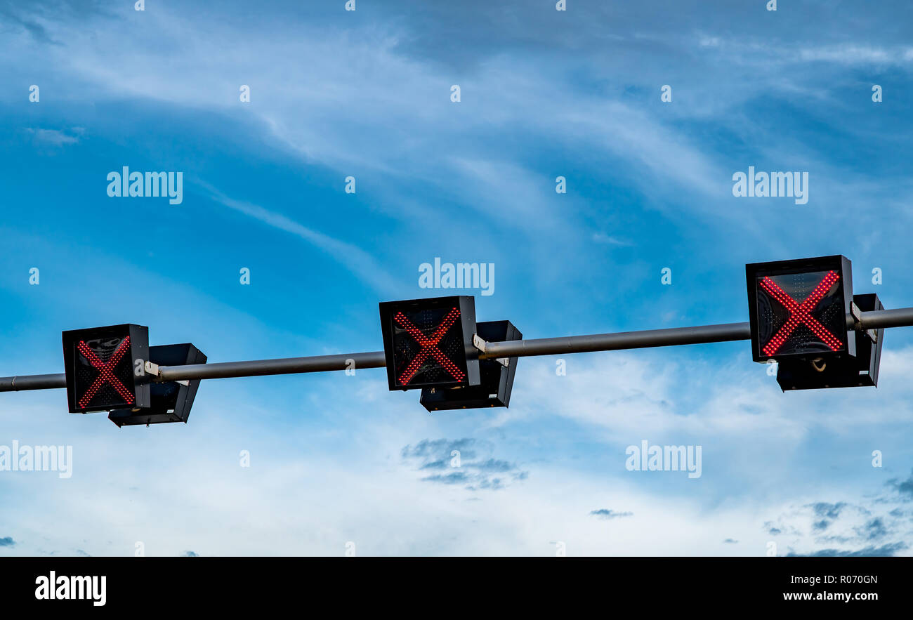 Light signal pfeil rot -Fotos und -Bildmaterial in hoher Auflösung – Alamy