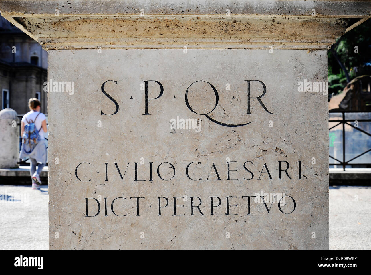 Lateinische Inschrift auf der Statue von Gaius Julius Cäsar an der ... Lateinische Inschrift auf der Statue von Gaius Julius Cäsar an der ...