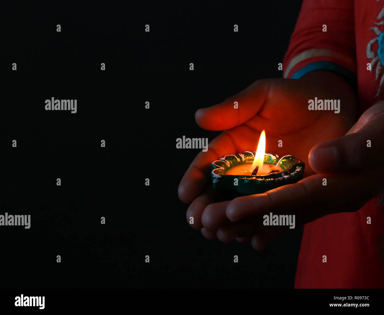 Diya leuchtet -Fotos und -Bildmaterial in hoher Auflösung – Alamy