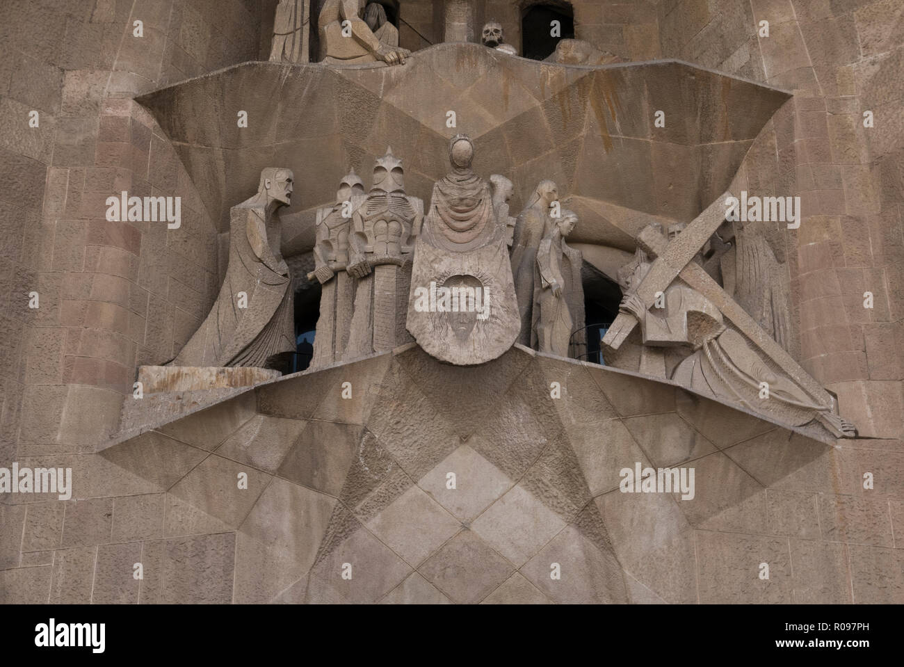 Eine Skulptur von Jesus, die ein Kreuz auf der Außenwand der Sagrada Familia, Barcelona, Spanien ...