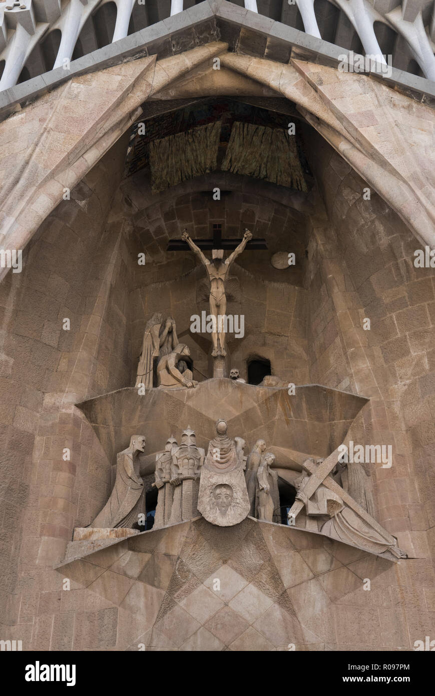 Jesus auf kreuz sagrada familia -Fotos und -Bildmaterial in hoher Auflösung – Alamy