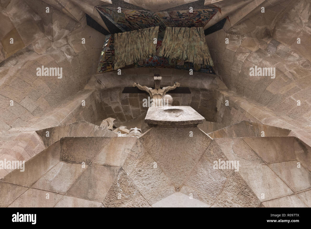 Jesus auf kreuz sagrada familia -Fotos und -Bildmaterial in hoher Auflösung – Alamy