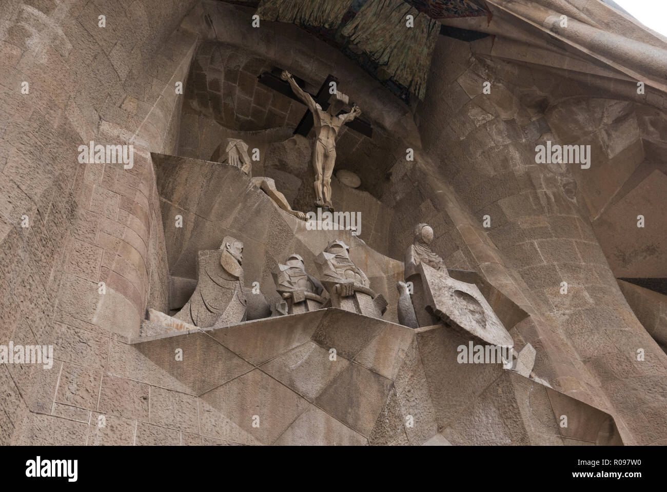 Skulptur von Jesus am Kreuz an der Außenwand der Sagrada Familia, Barcelona, Spanien ...
