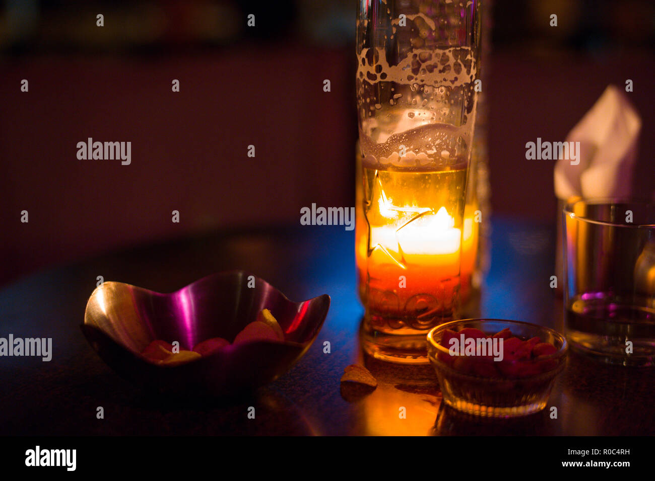 Bier an einer bar -Fotos und -Bildmaterial in hoher Auflösung – Alamy