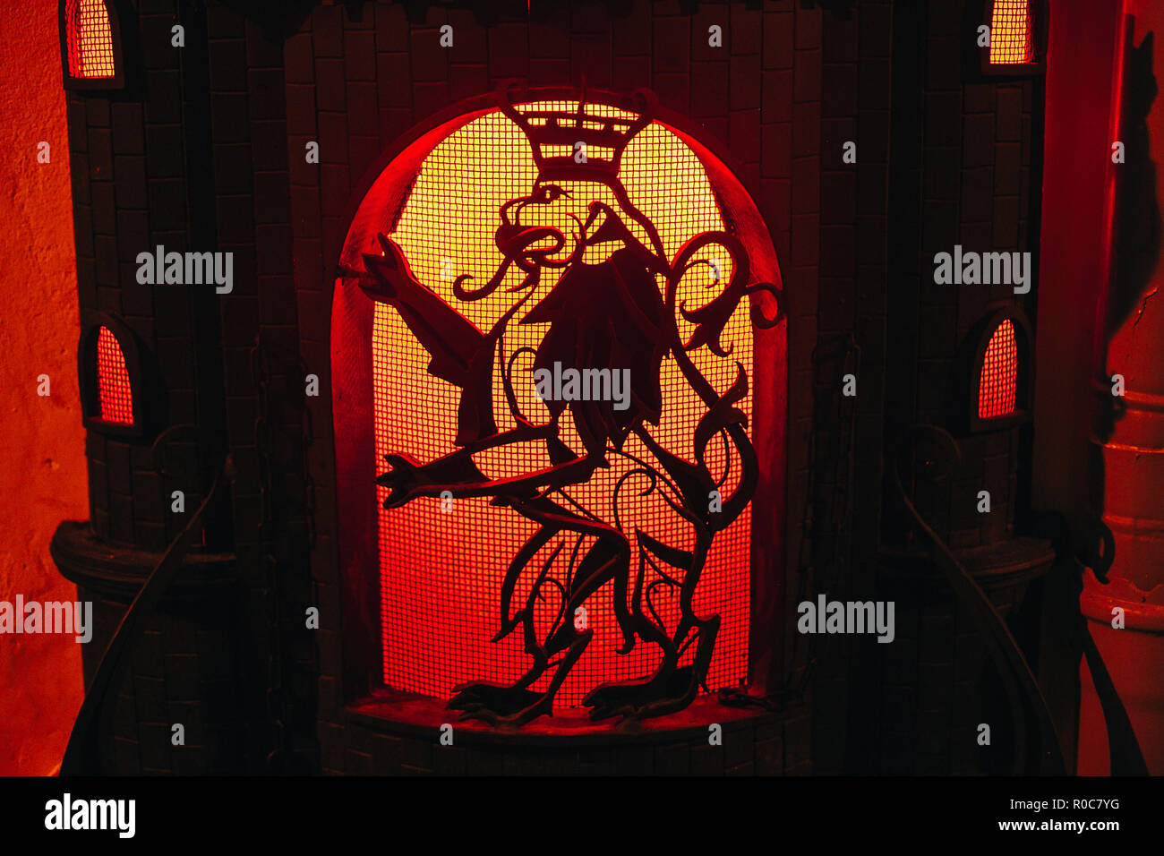 Beleuchtete weihnachtsfenster silhouette -Fotos und -Bildmaterial in ...