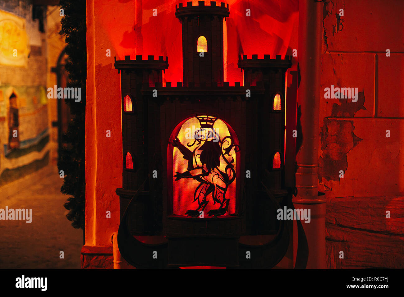 Lion Silhouette mit Krone im Schloss, das Symbol der Stadt Lemberg ...