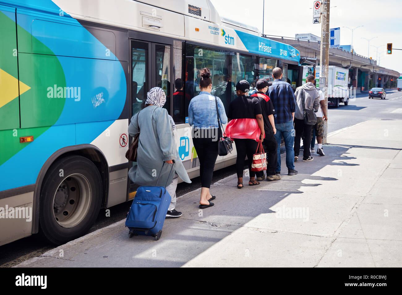 Canadian bus stop sign -Fotos und -Bildmaterial in hoher Auflösung – Alamy