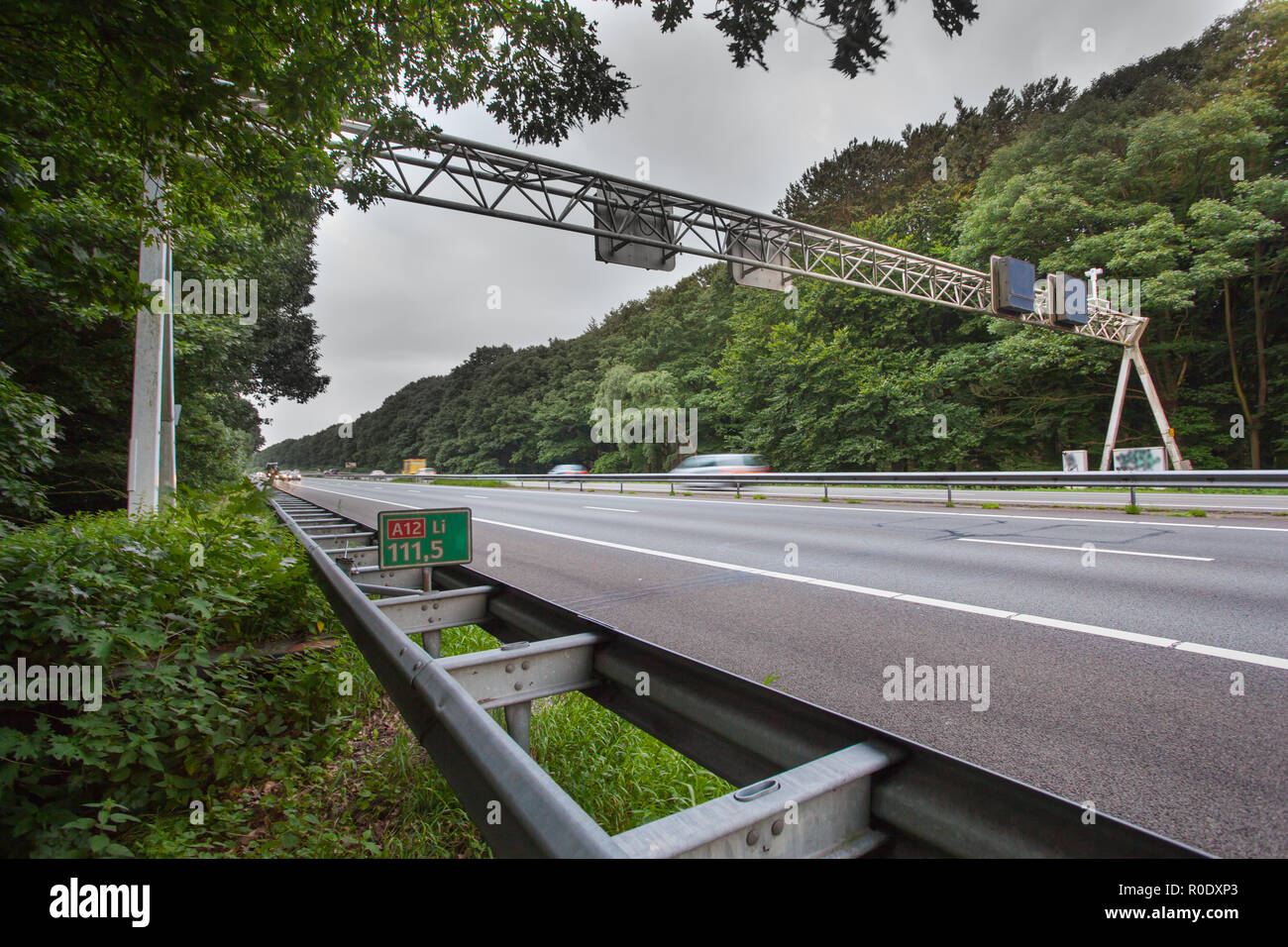 Verkehrsschild Gantry über eine Autobahn in den Niederlanden ...