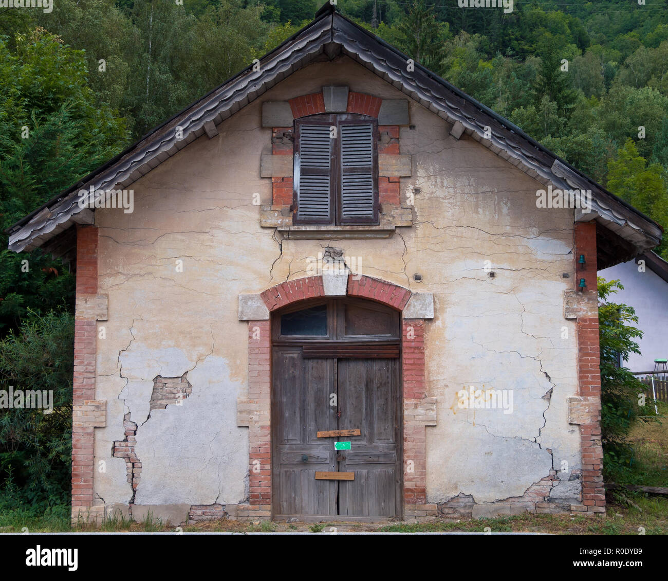 Holz haus detail fassade -Fotos und -Bildmaterial in hoher Auflösung – Alamy
