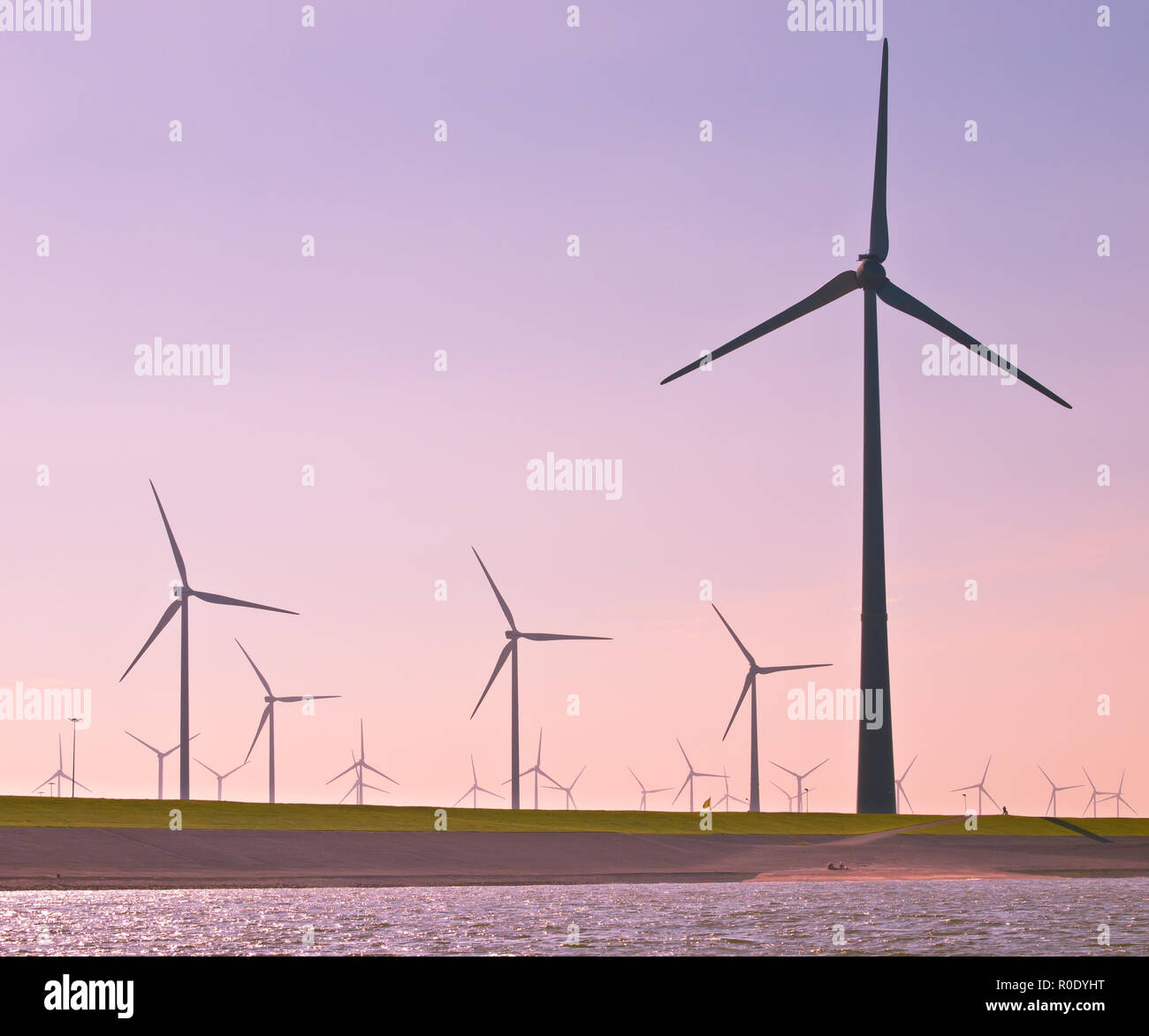 Wasser windkraftanlage -Fotos und -Bildmaterial in hoher Auflösung ...