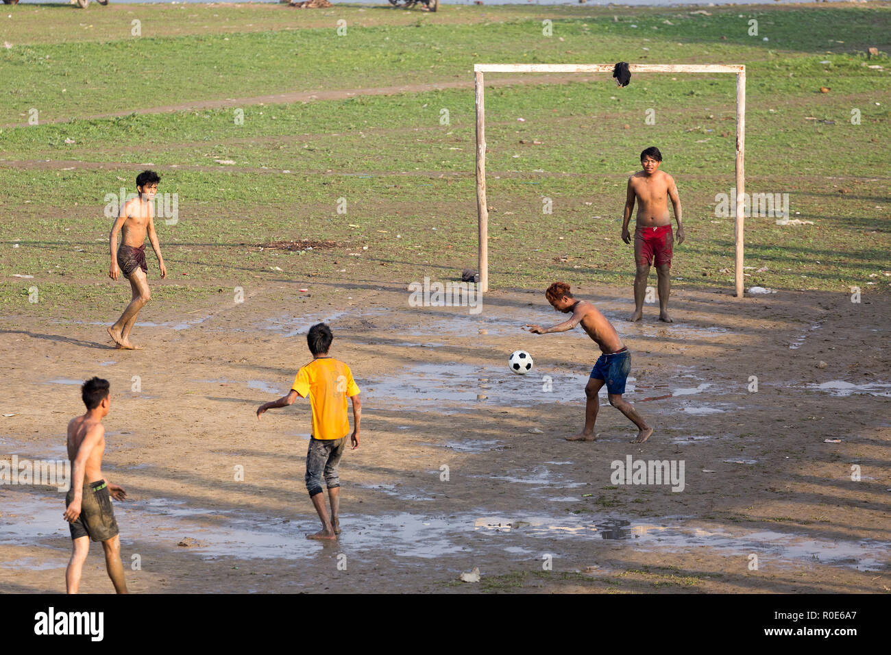 Schlammfußball Herren Fotos Und Bildmaterial In Hoher Auflösung Alamy