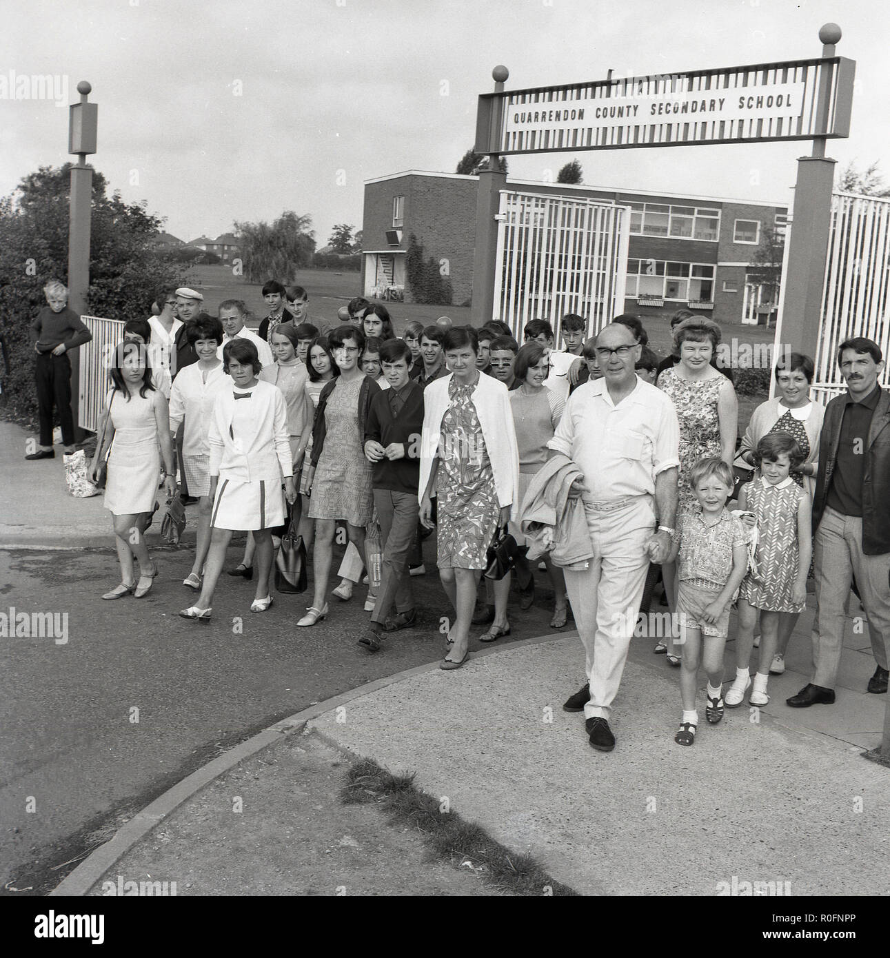 1967 Historische Eine Gruppe Von Eltern Und Jugendlichen Sammeln Vor
