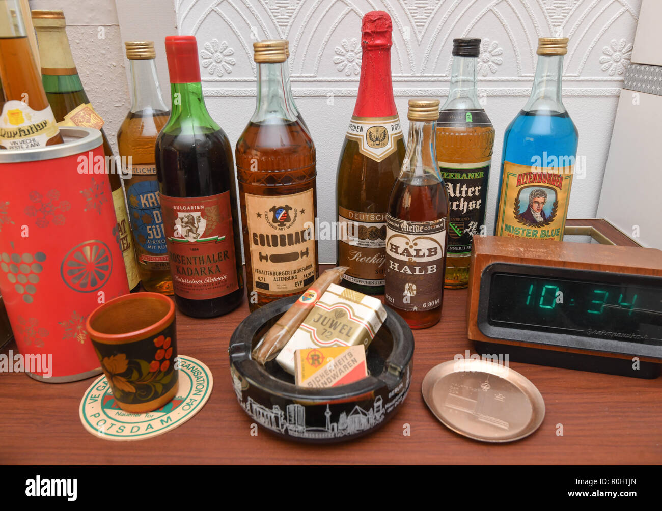 Vogelsdorf, Deutschland. 05 Nov, 2018. Schnaps Flaschen stand in der ...