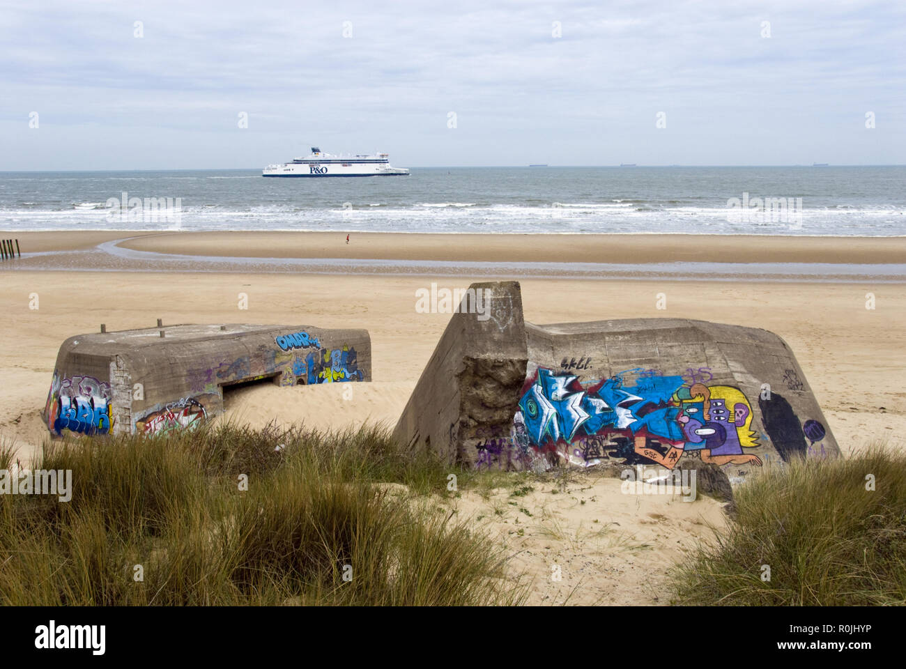 Betonbunker am strand -Fotos und -Bildmaterial in hoher Auflösung ...