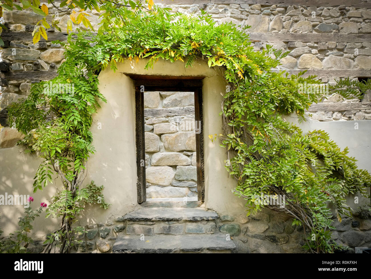 Wood door frame -Fotos und -Bildmaterial in hoher Auflösung – Alamy