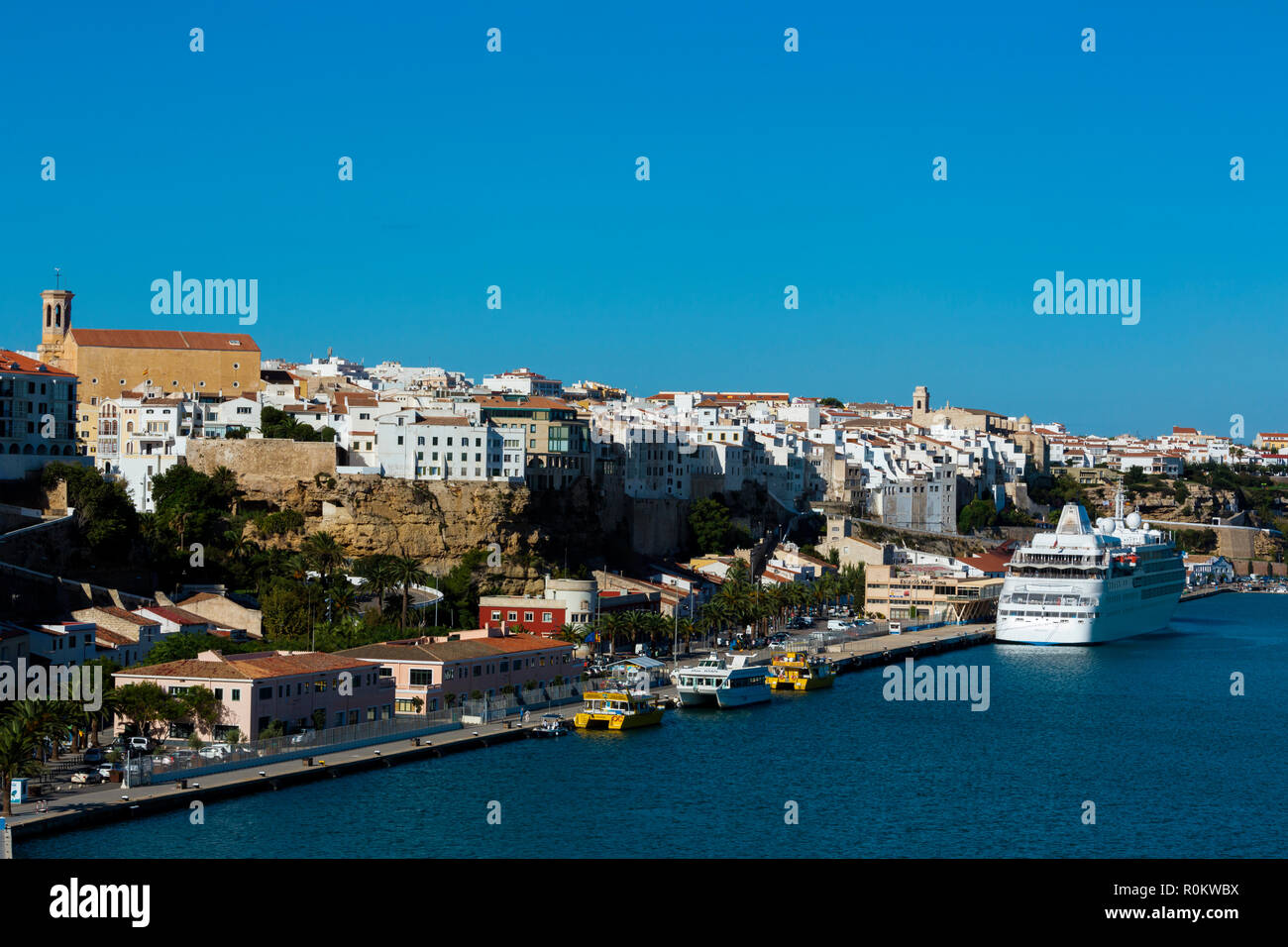 Ein Cruiser Boat mooring t in den Hafen von Port Mahon Stockfotografie ...