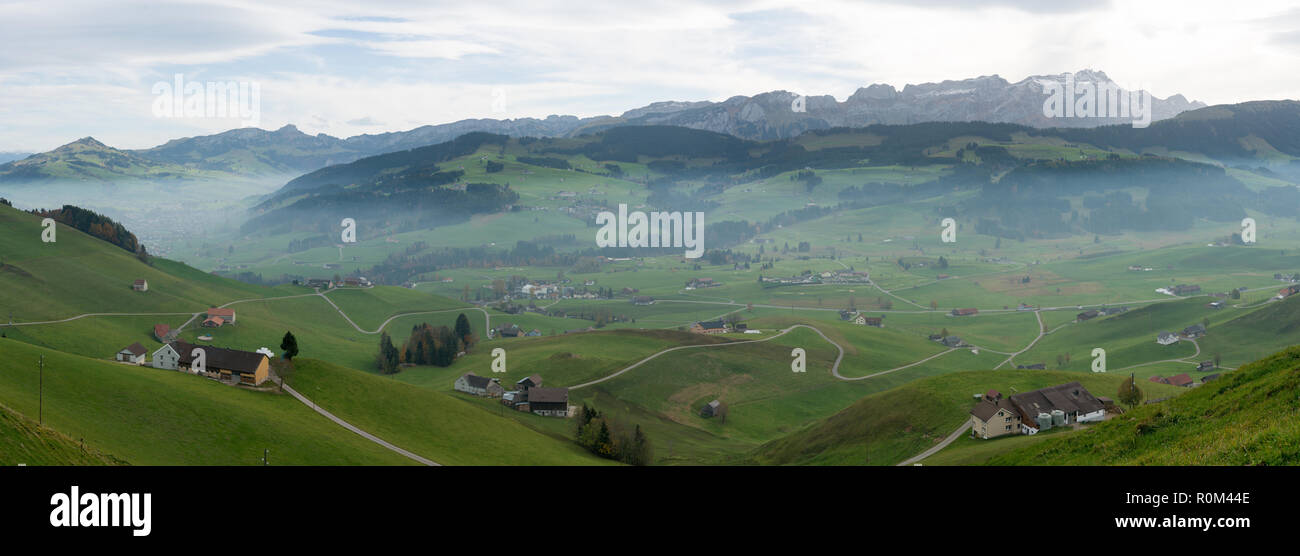 Panorama Landschaft Blick auf die wunderschöne Region Appenzell in der ...