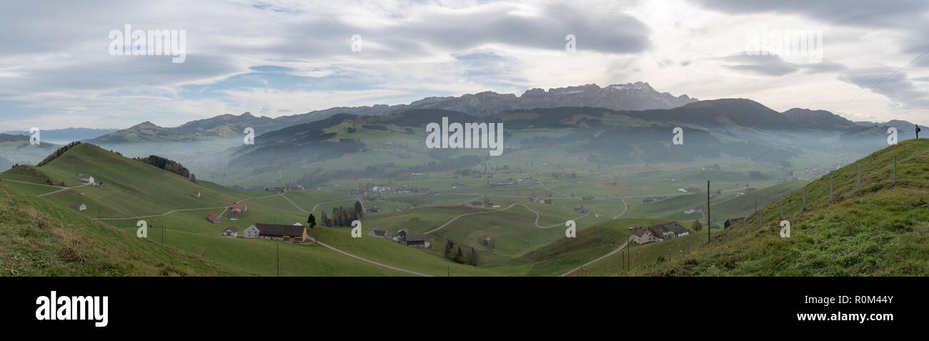 Panorama Landschaft Blick auf die wunderschöne Region Appenzell in der ...