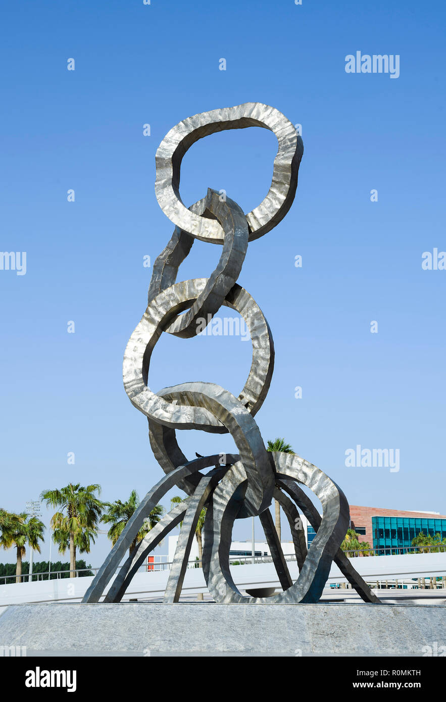 Skulptur vor der Khalifa Stadion in die Aspire Zone in Doha. GES ...
