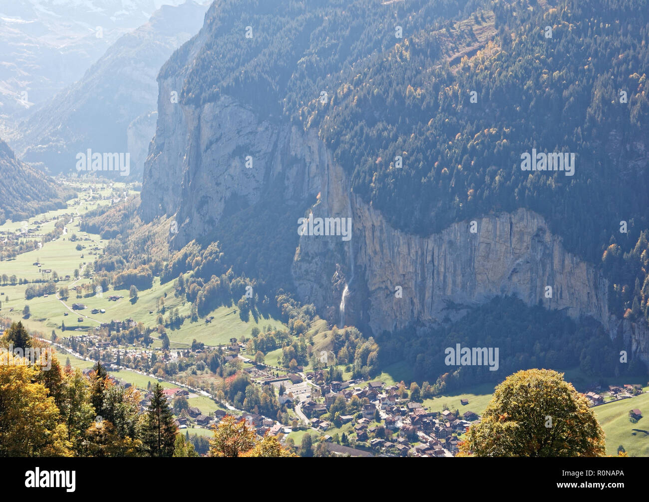 Blick staubbachfall -Fotos und -Bildmaterial in hoher Auflösung – Alamy