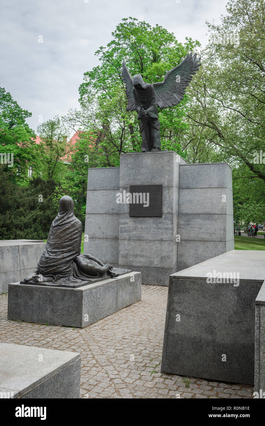 Breslau war Memorial, mit Blick auf das Denkmal für die Opfer der Massaker von Katyn im Park ...