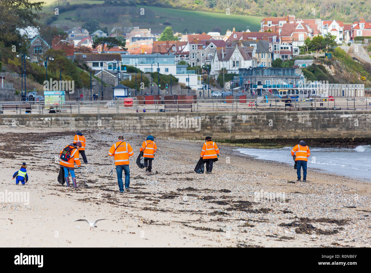 Freiwillige, die wasser reinigen -Fotos und -Bildmaterial in hoher ...