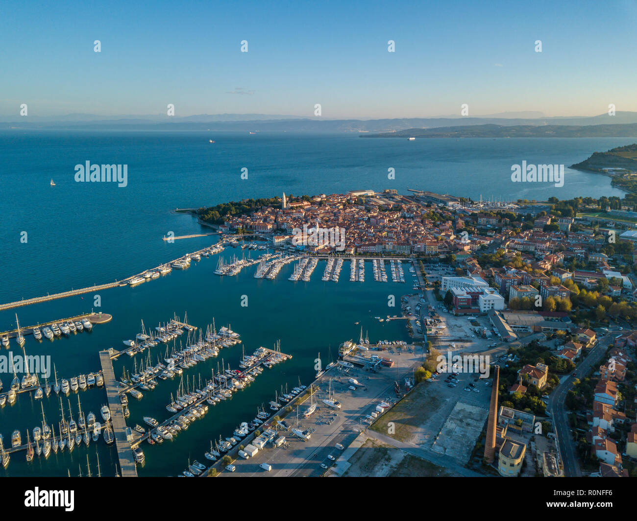 Luftbild der Altstadt Izola in Slowenien, schönen Stadtbild bei ...