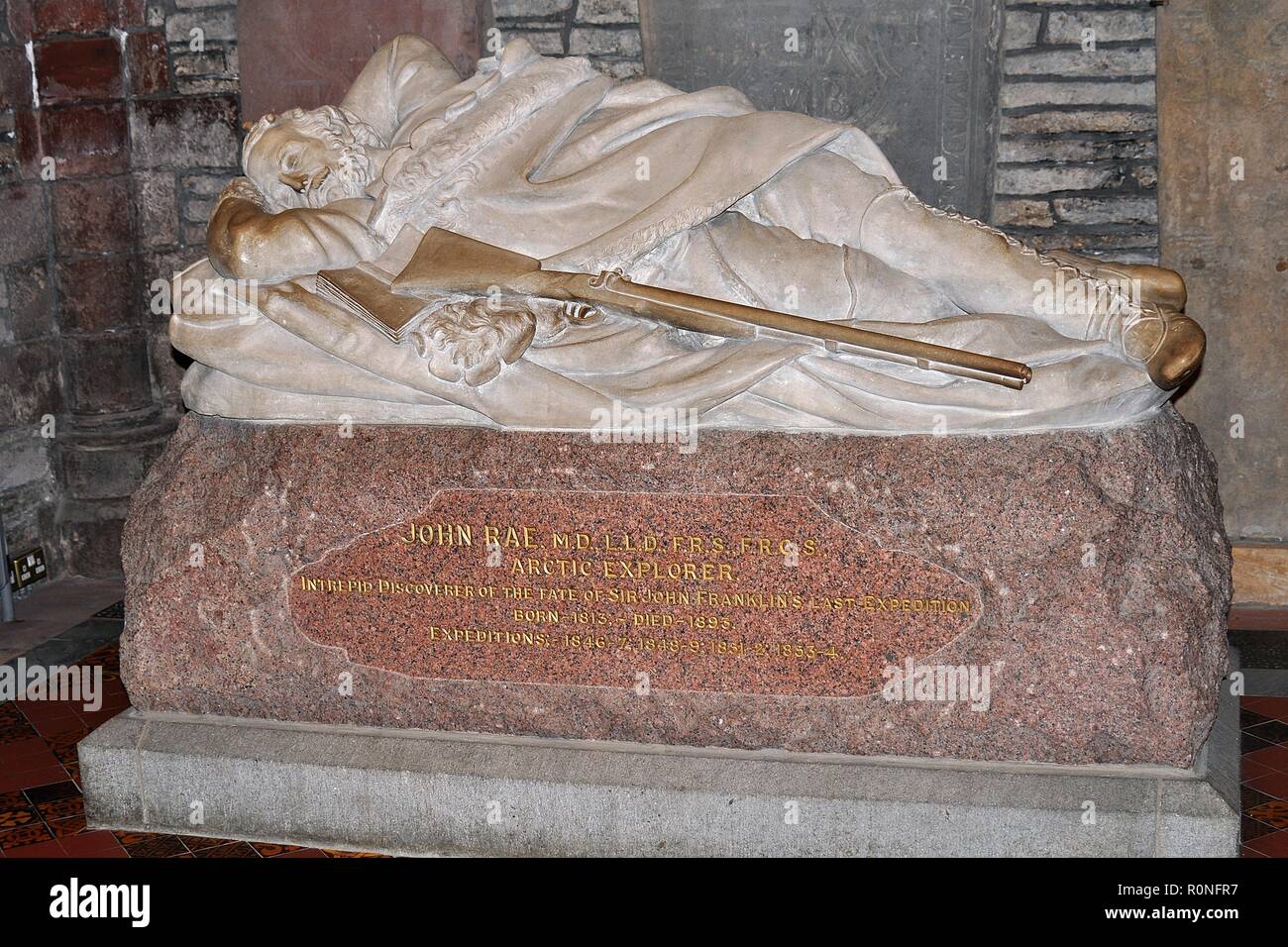 Denkmal für DR. JOHN RAE, ARCTIC EXPLORER. St. Magnus Kathedrale ...