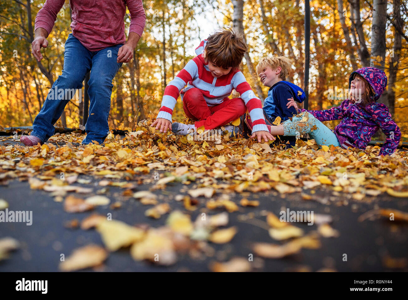 Springende kinder -Fotos und -Bildmaterial in hoher Auflösung – Alamy