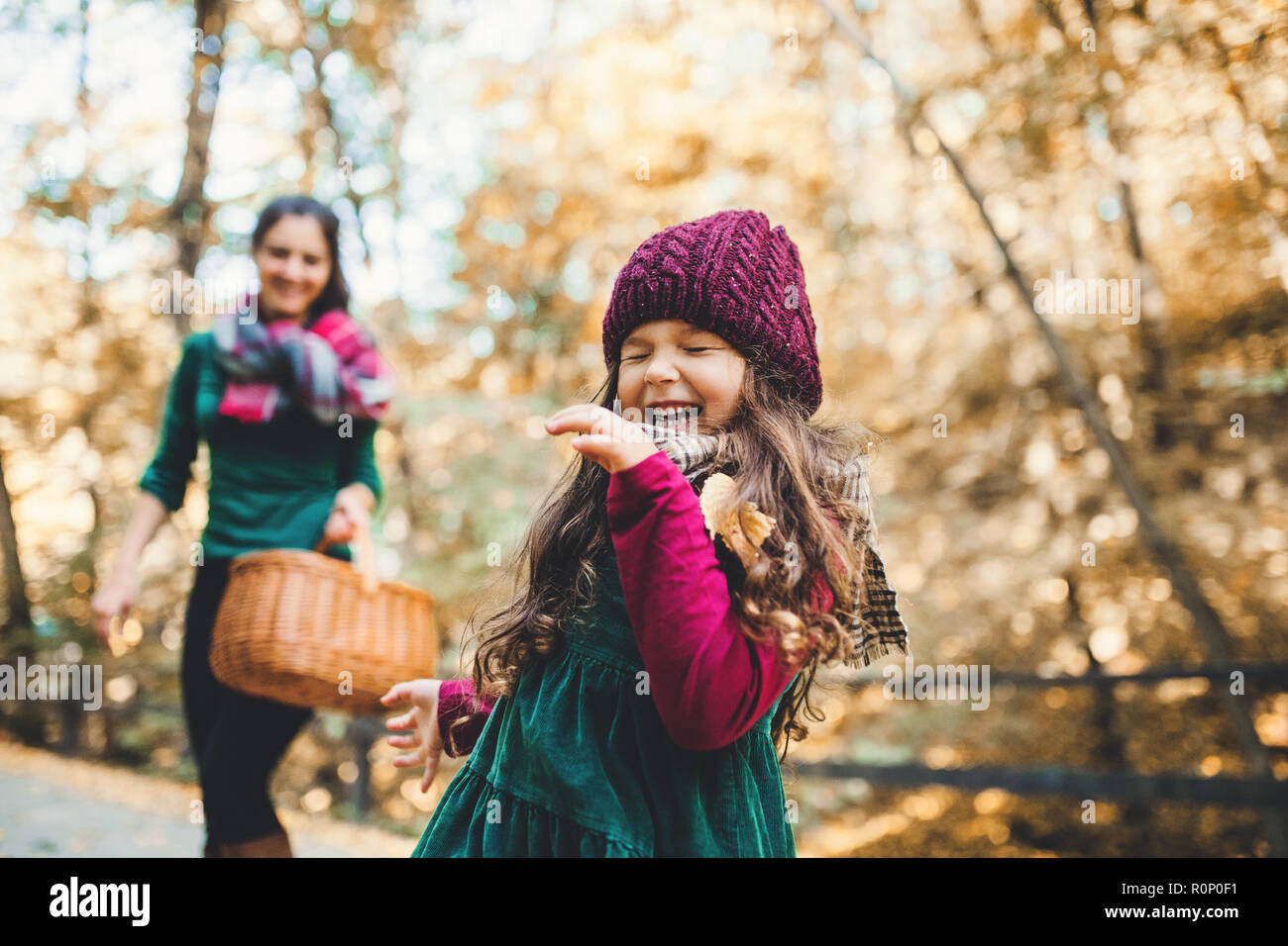 Mutter und kleinkind im herbst -Fotos und -Bildmaterial in hoher ...