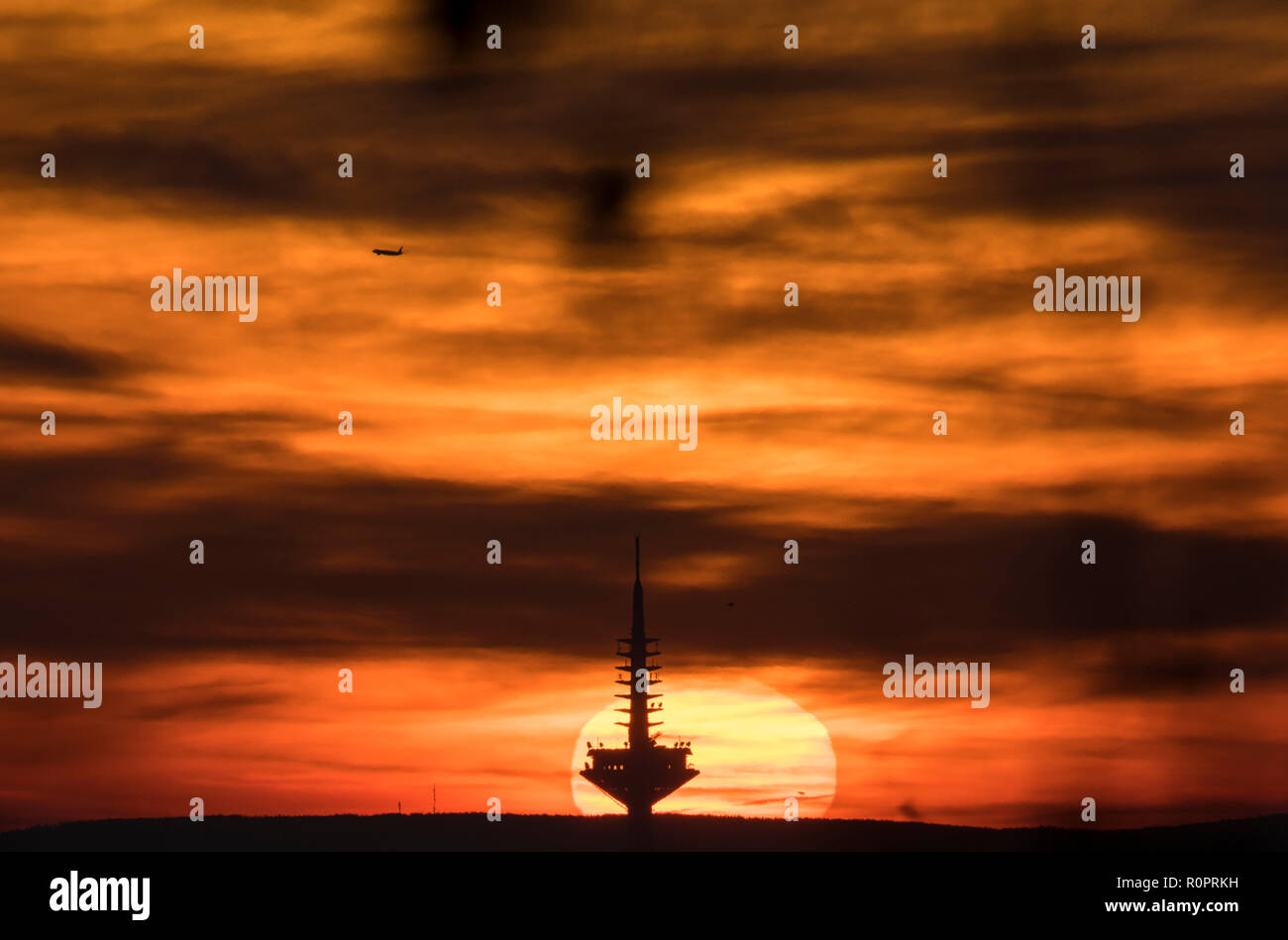 Taunus turm frankfurt -Fotos und -Bildmaterial in hoher Auflösung – Alamy