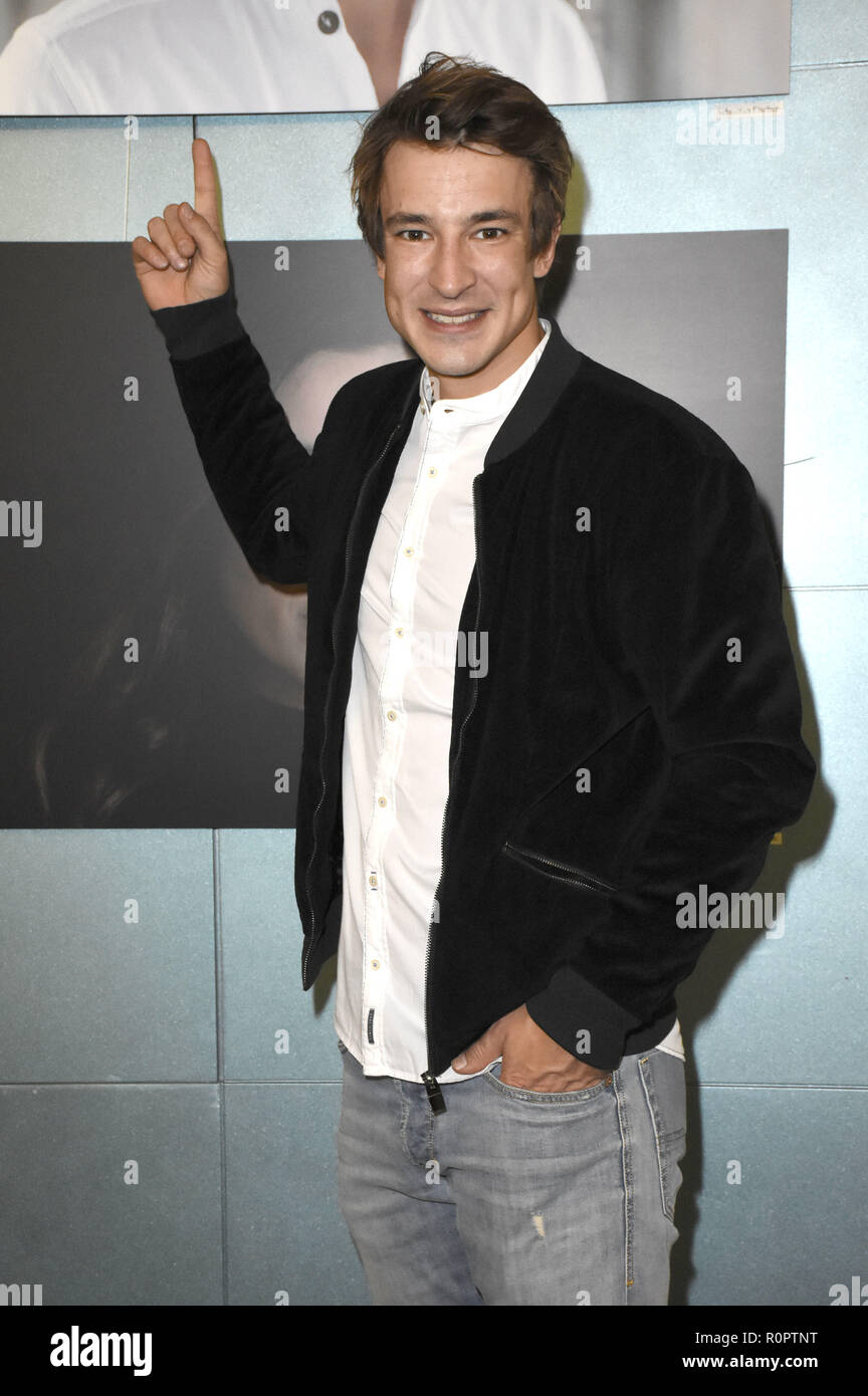 Sebastian Fischer bei der Vernissage 'Münchner & Zuagroaste' von Dirk ...