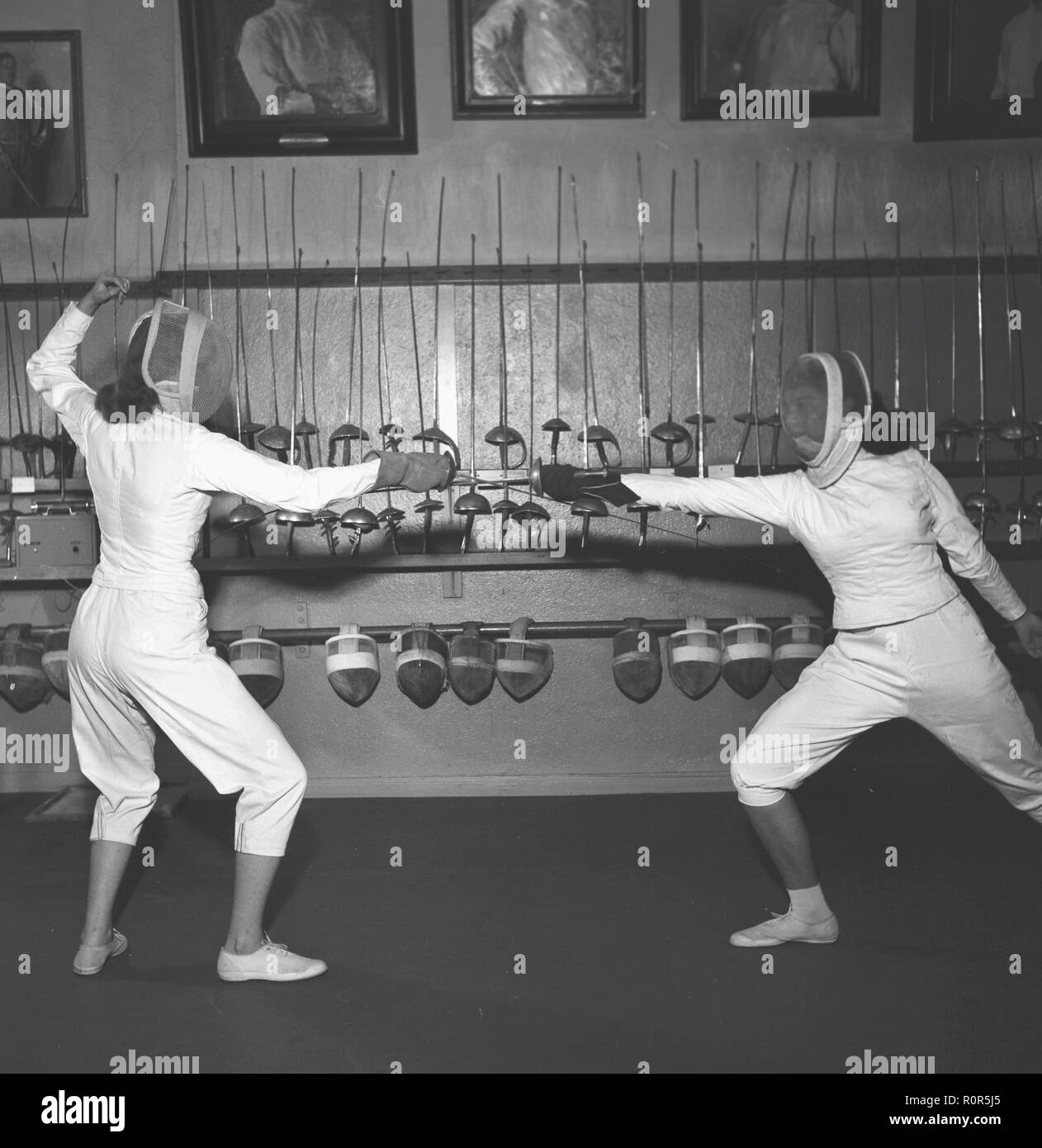 Frauen fechten 1950. Zwei Frauen sind Training Fechten. Schweden Dez ...