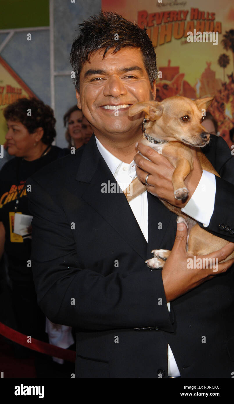 George Lopez Posing der Chihuahua - Beverly Hills Chihuahua Premiere am ...