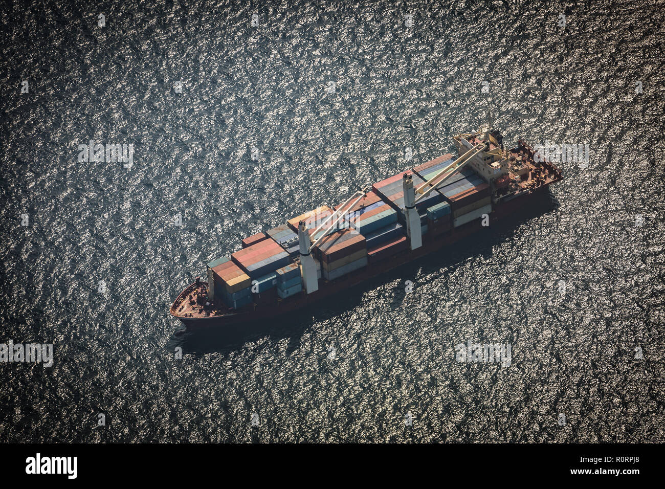 Große Container Schiff auf dem Meer - Luftbild. Deep sea mit ...