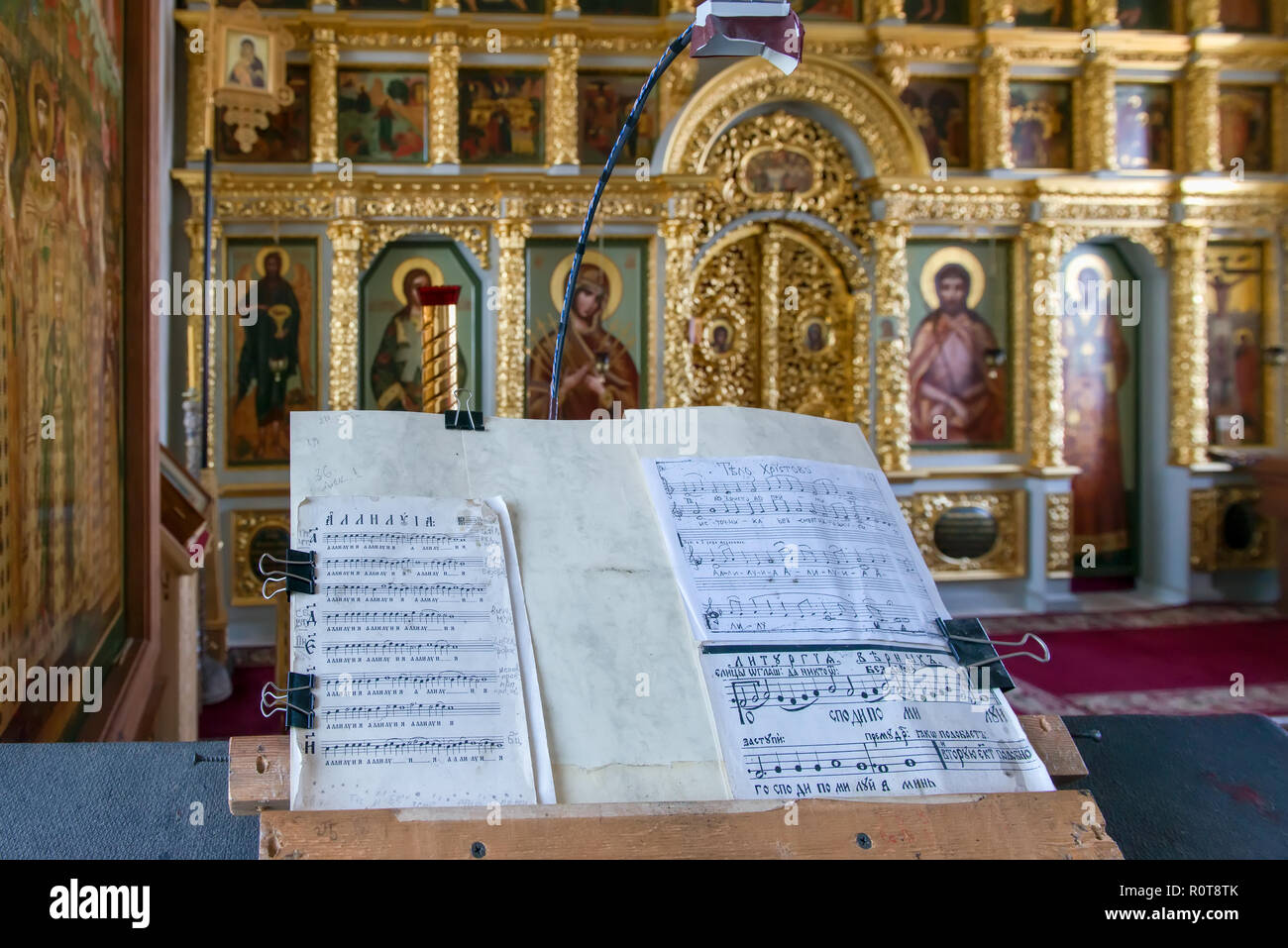Insel ANZERSKY, Russland - 26. JUNI 2018: Notenständer mit Noten vor ...