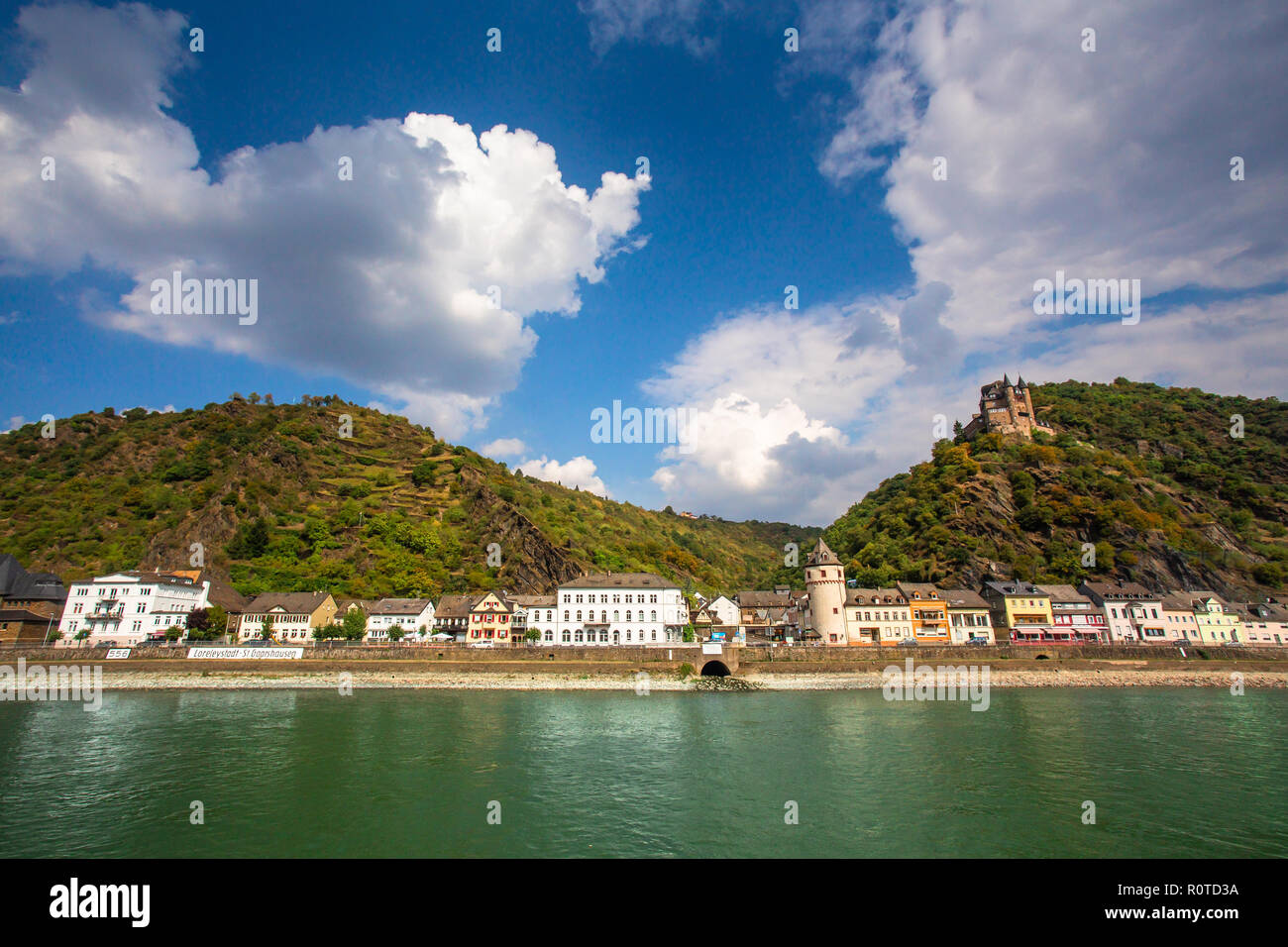 Blick entlang der schönen Rhein in Deutschland mit der Ortschaft Sankt ...