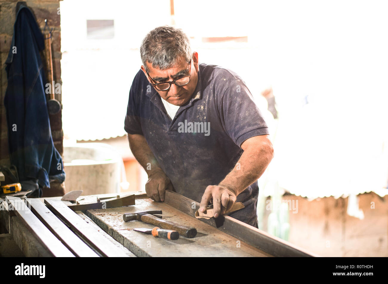 Zimmermann arbeit -Fotos und -Bildmaterial in hoher Auflösung – Alamy