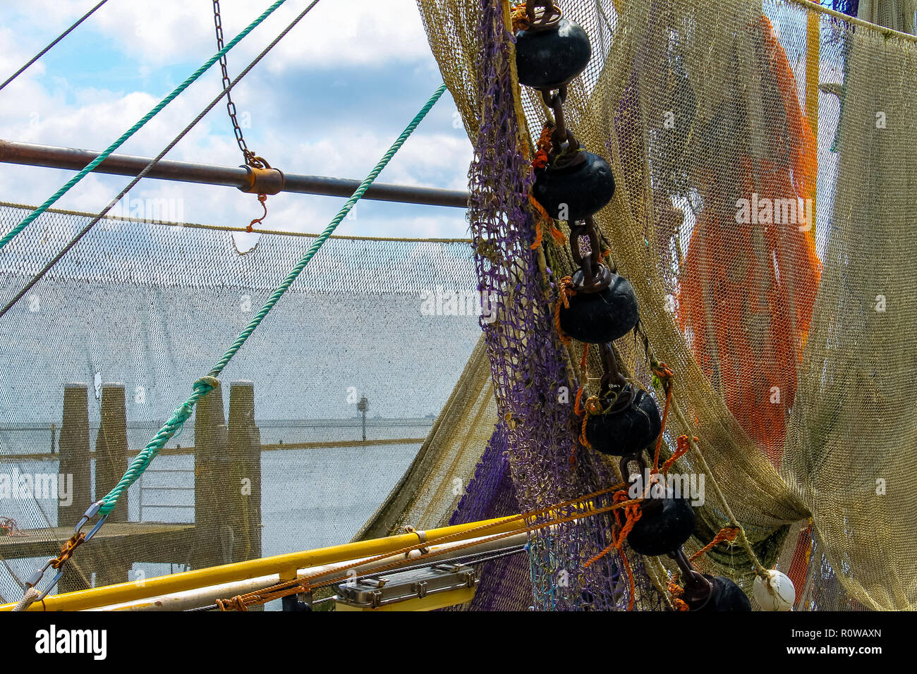 Fischernetze hängen auf einem Schiff, das im Hafen angedockt ist ...