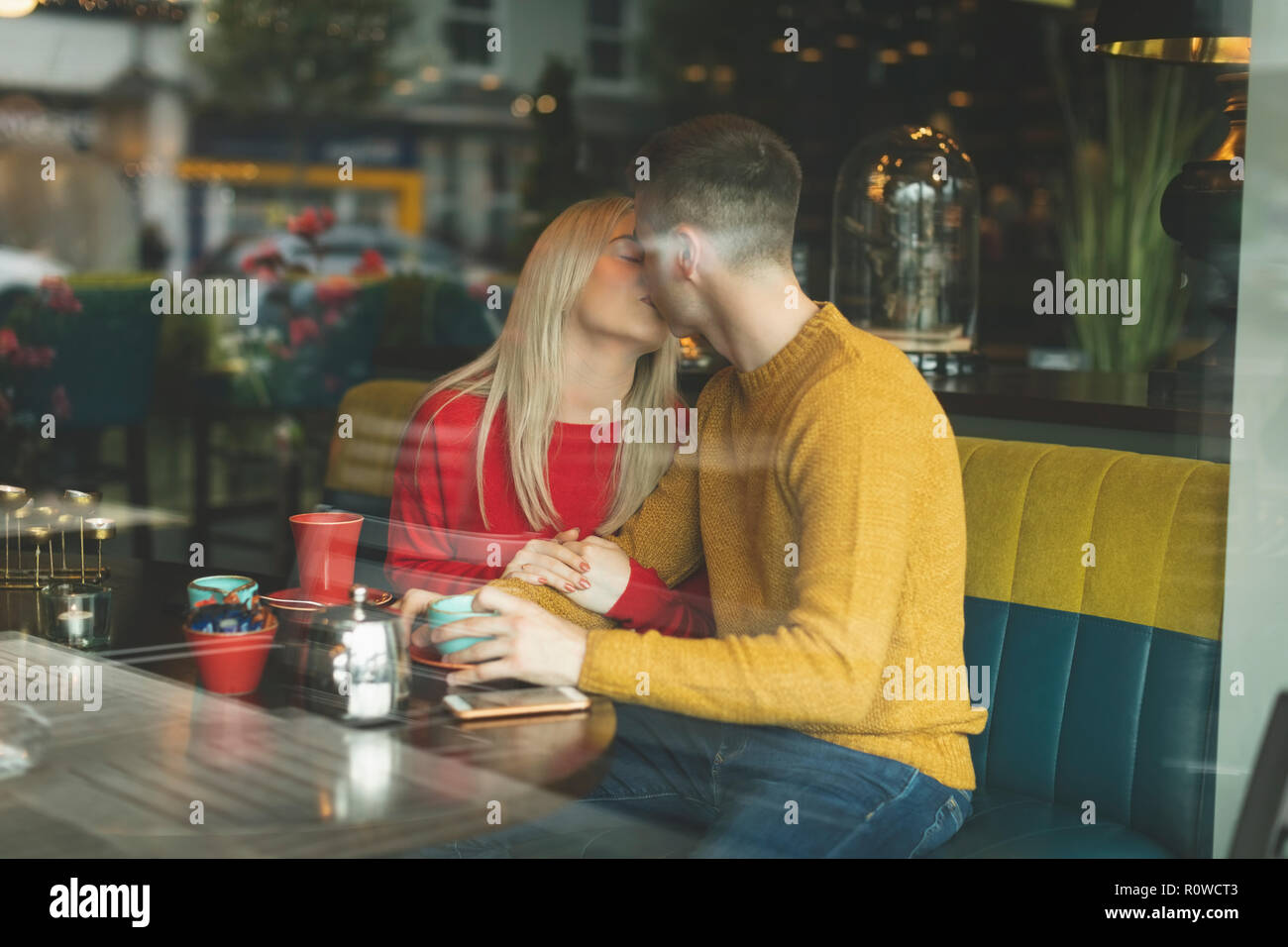 Mädchen Küssen Jungen Fotos Und Bildmaterial In Hoher Auflösung Alamy
