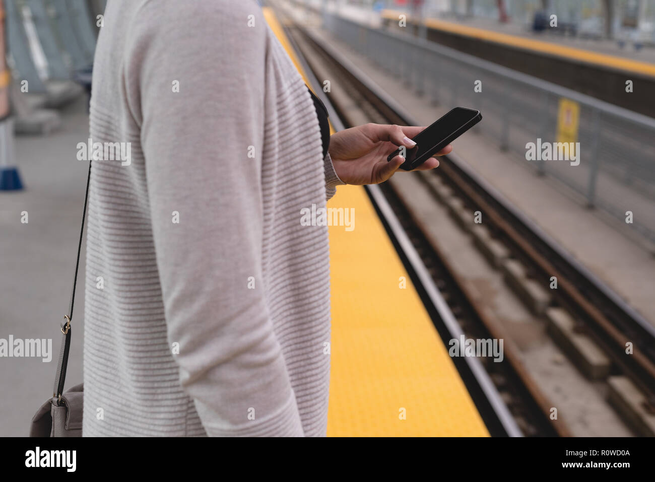 Frau Am Handy Stockfotos und -bilder Kaufen - Alamy