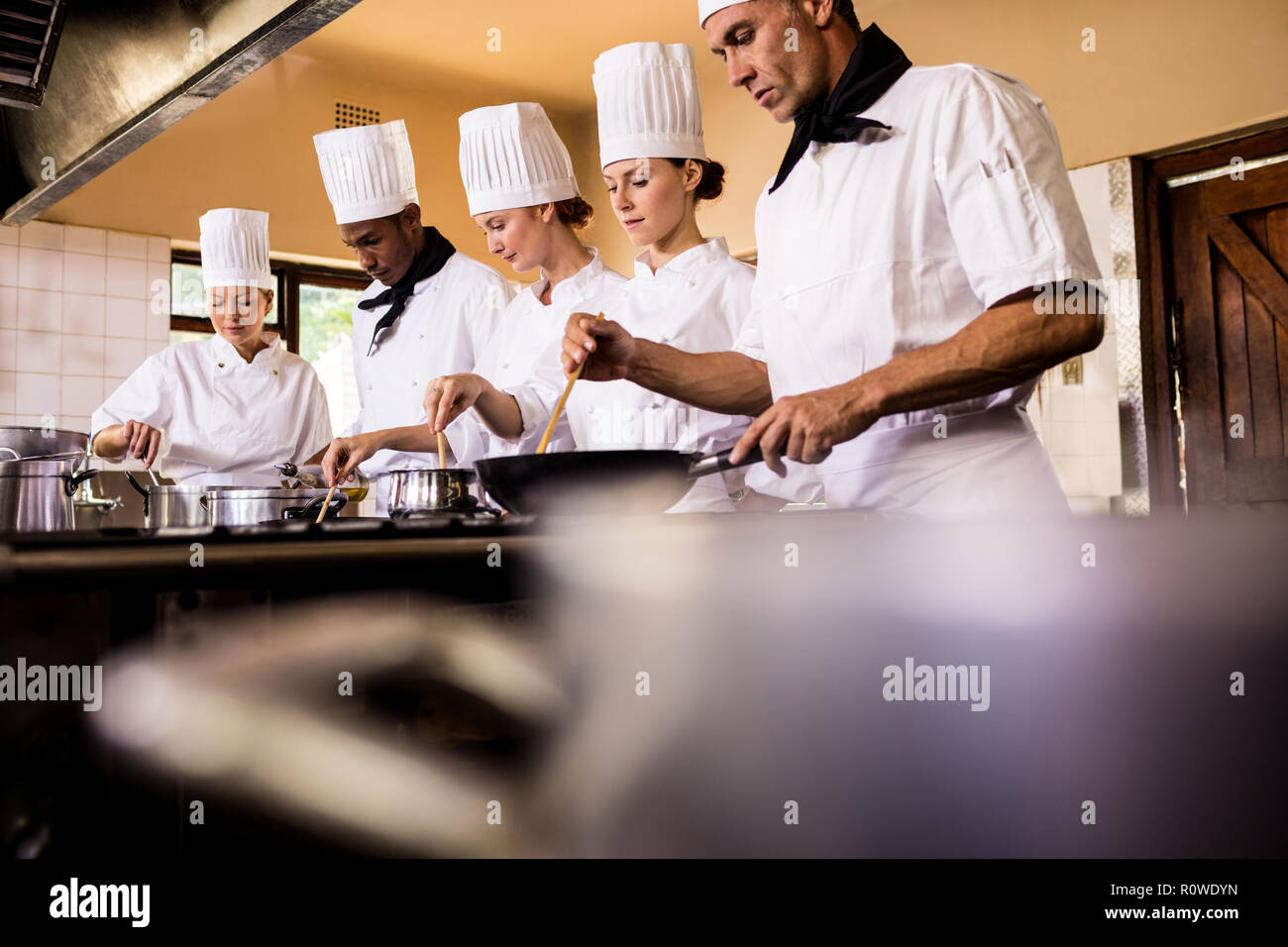 Junge Frau Koch Stockfotos und -bilder Kaufen - Alamy