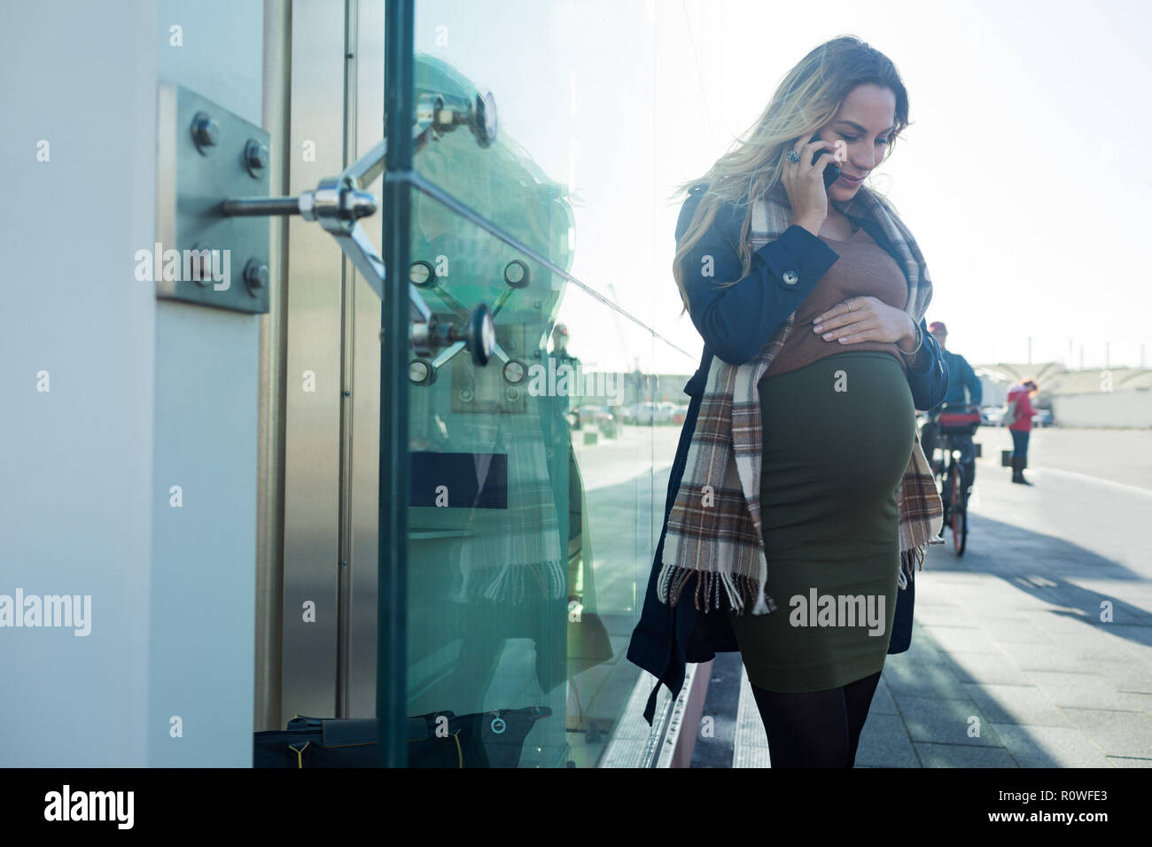 Frau Am Handy Stockfotos und -bilder Kaufen - Alamy