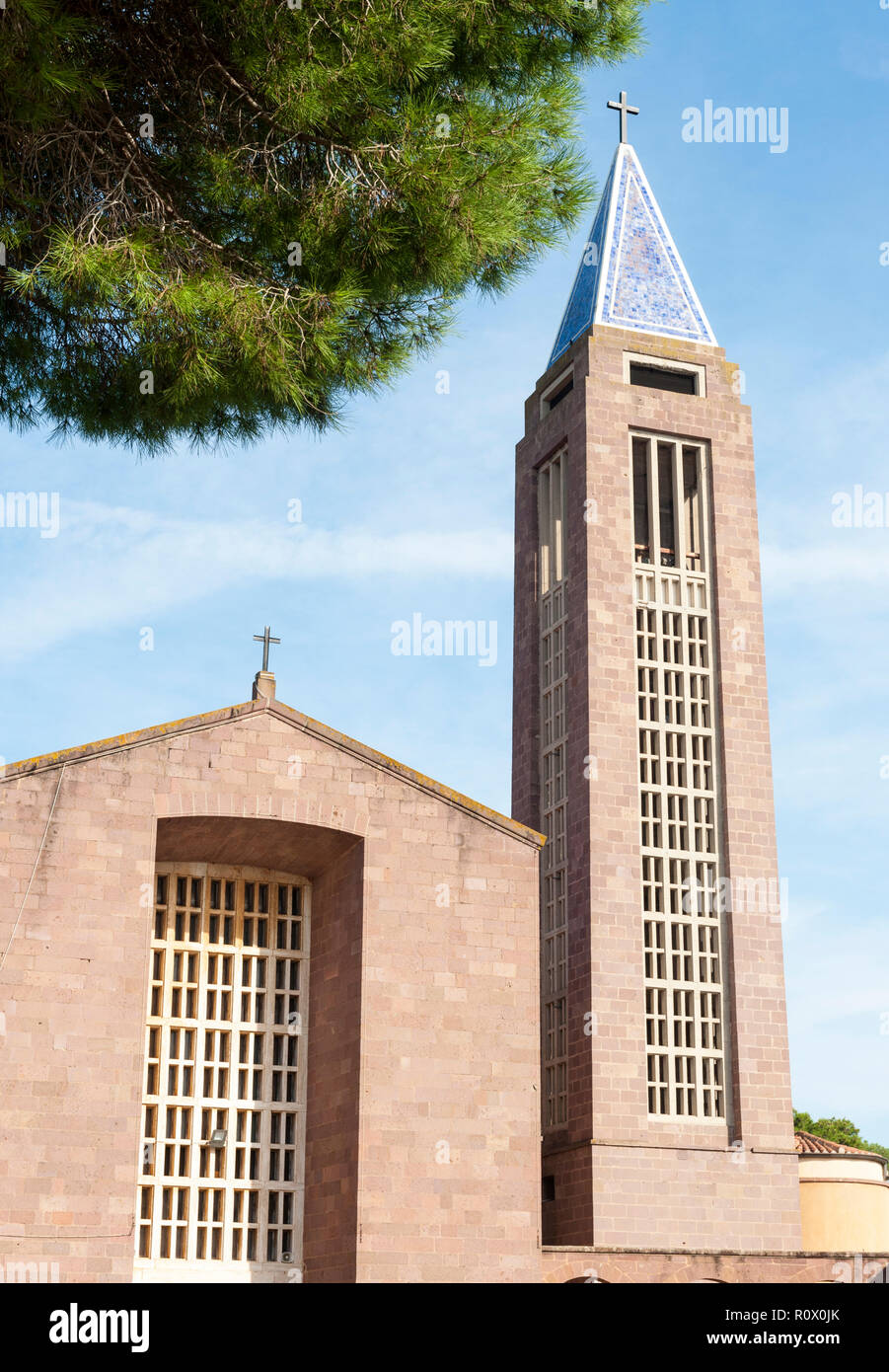 Moderne Kirche in Fertilia, Sardinien, von Mussolini gebaut ...