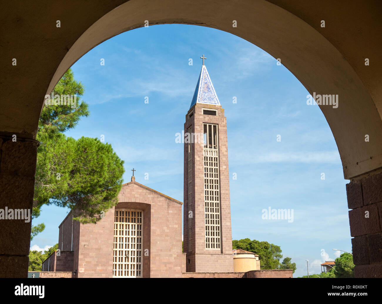 Moderne Kirche in Fertilia, Sardinien, von Mussolini gebaut ...