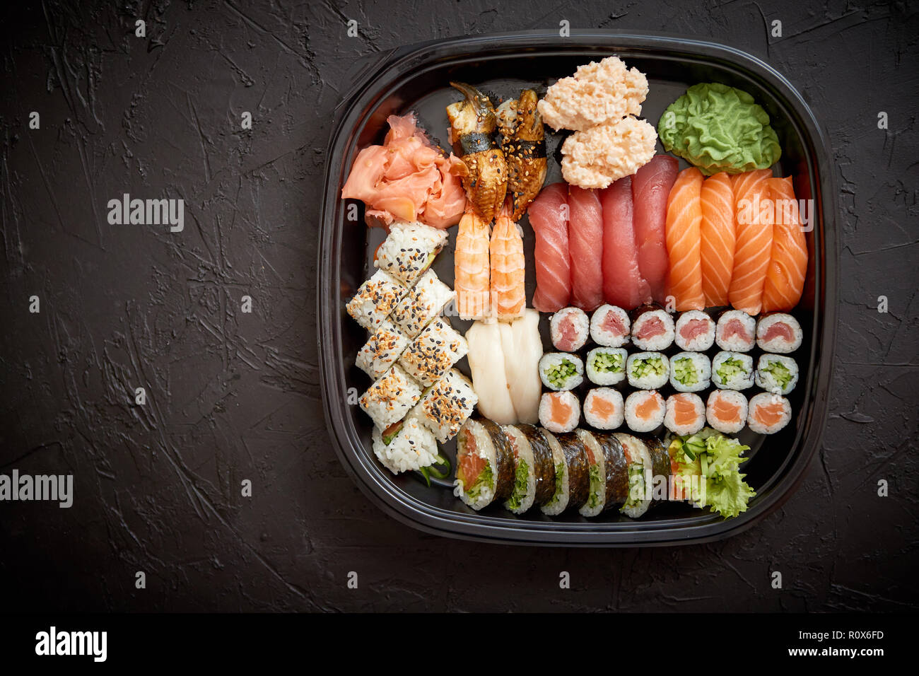 Verschiedene Arten von Sushi auf Platte oder Teller Set Stockfotografie ...