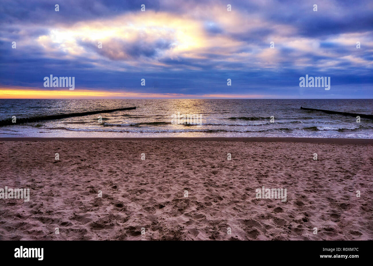 Sonnenuntergang am Strand von Ahrenshoop in Mecklenburg-Vorpommern auf ...