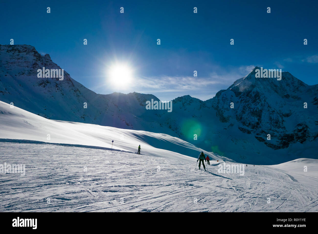 Skiurlaub, sonnigen Tag in beliebten Alpine Ski Resort, Sulden (Sulden ...